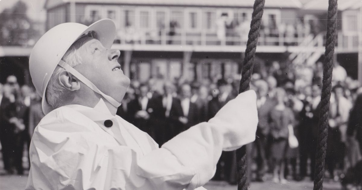 Eduard Flipse slaat de eerste paal van de huidige Doelen - Doelengeheugen